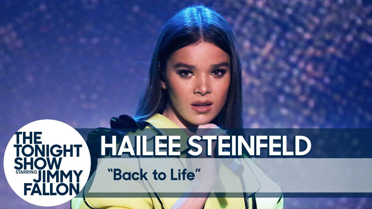 Hailee Steinfeld apresenta "Back to Life" no The Tonight Show